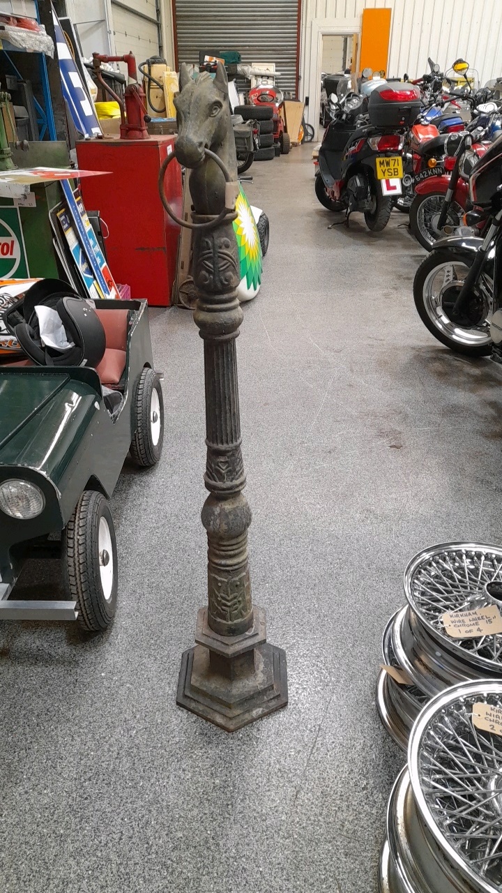 Lot 116 - CAST IRON HORSE TETHERING STAND