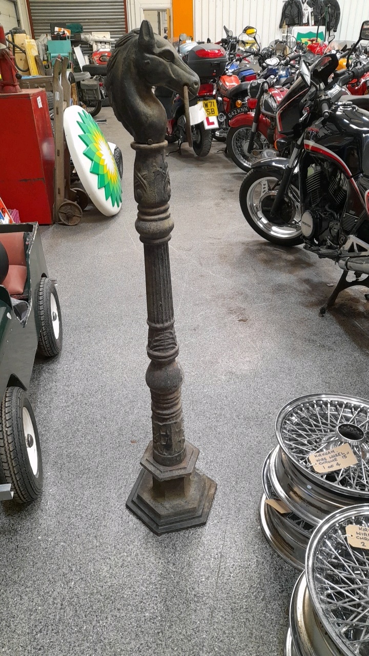 Lot 116 - CAST IRON HORSE TETHERING STAND