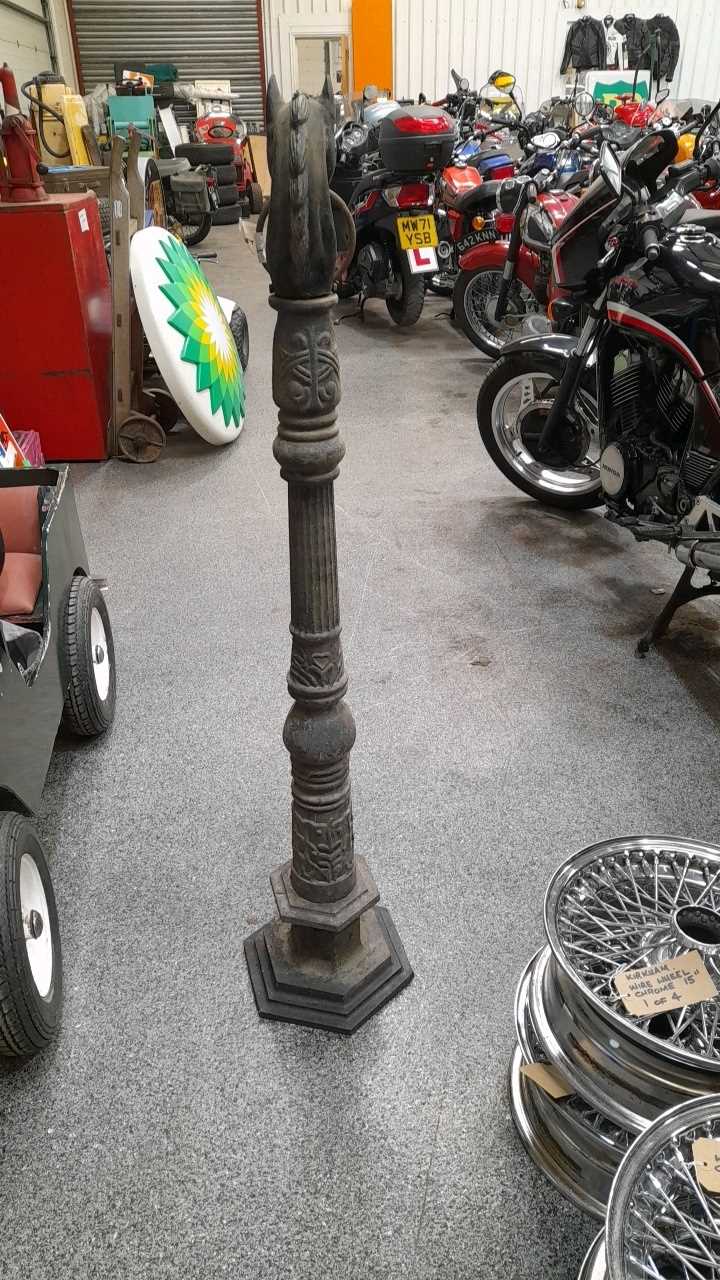 Lot 116 - CAST IRON HORSE TETHERING STAND