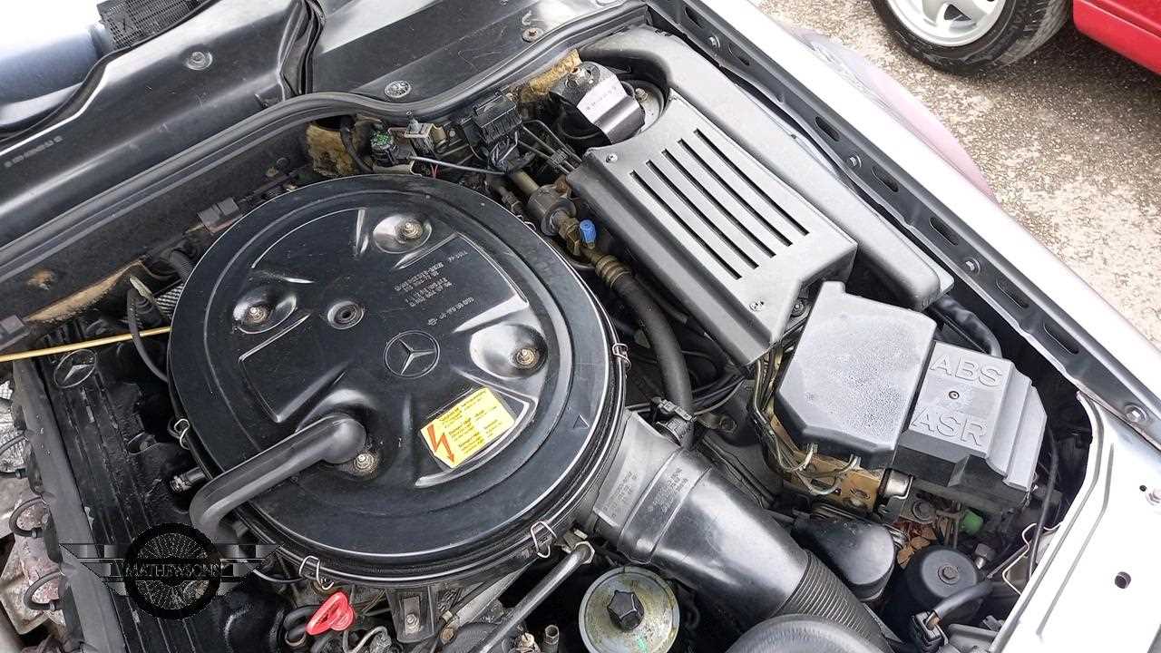 Lot 268 - 1990 MERCEDES 300SL AUTO