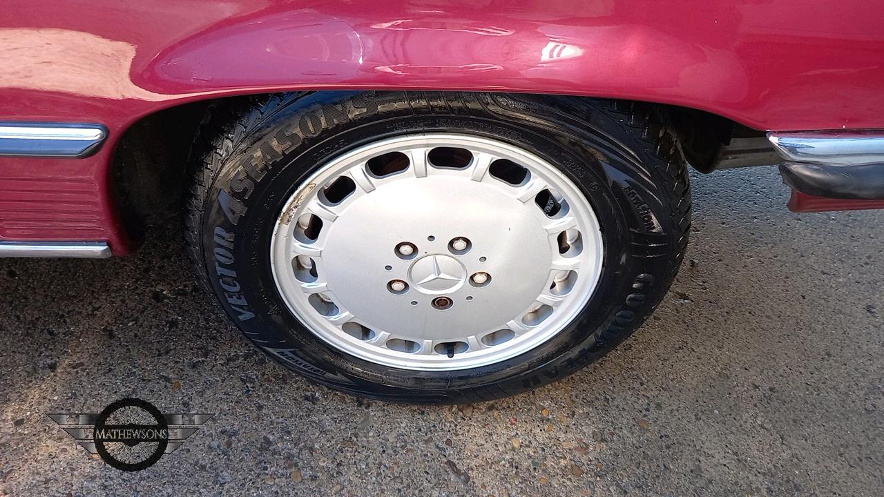 Lot 256 - 1989 MERCEDES 500 SL AUTO