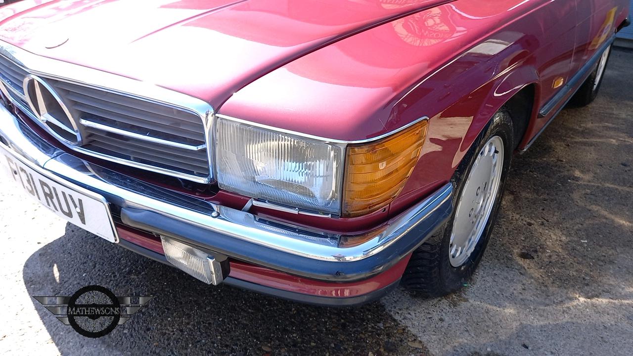 Lot 256 - 1989 MERCEDES 500 SL AUTO