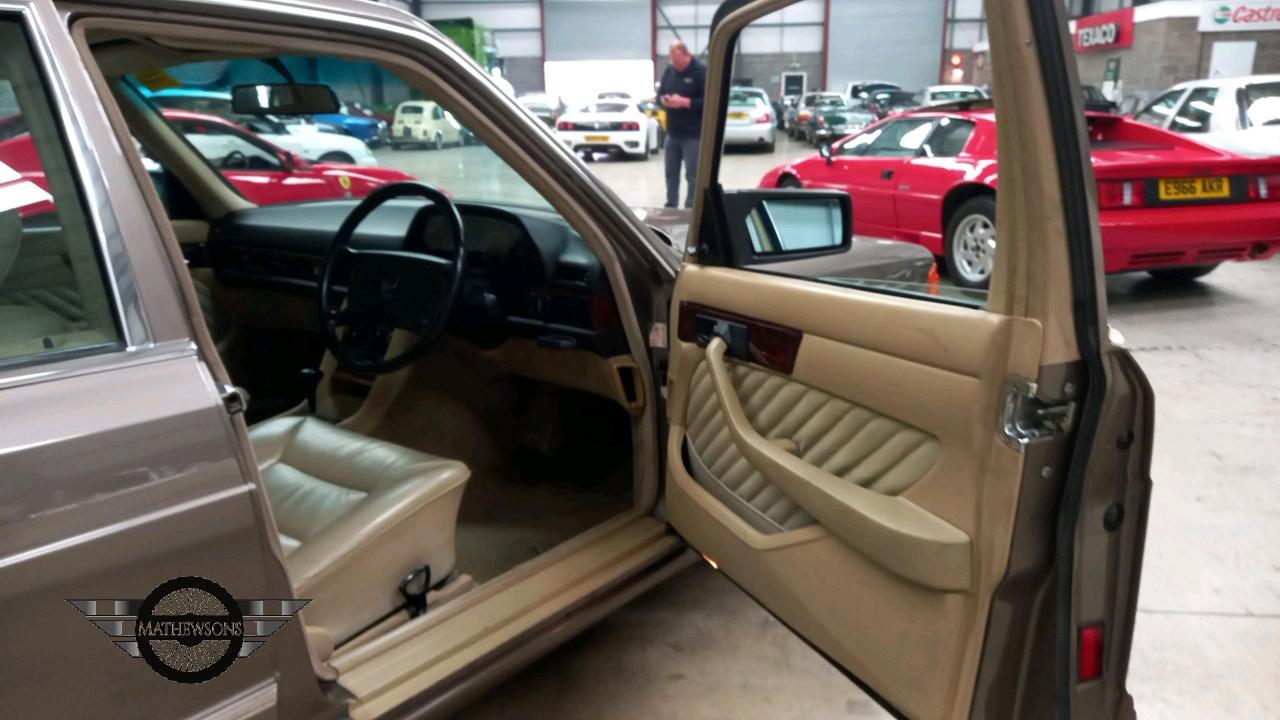 Lot 412 - 1990 MERCEDES 300 SE AUTO