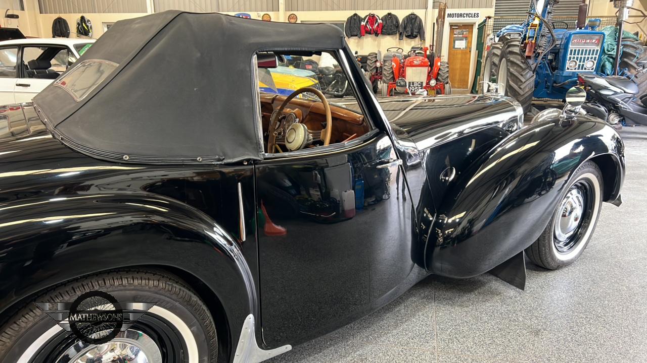 Lot 621 - 1946 TRIUMPH ROADSTER