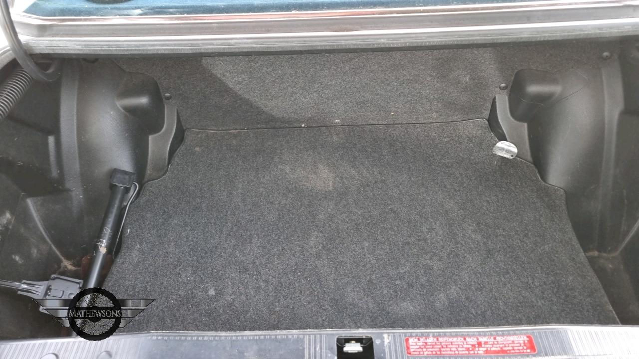 Lot 19 - 1991 MERCEDES 190E AUTO