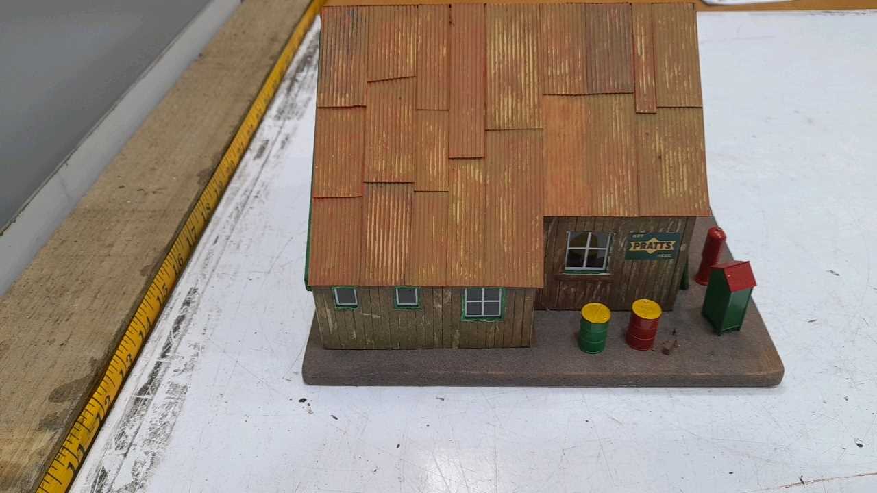 Lot 400 - MODEL GARAGE