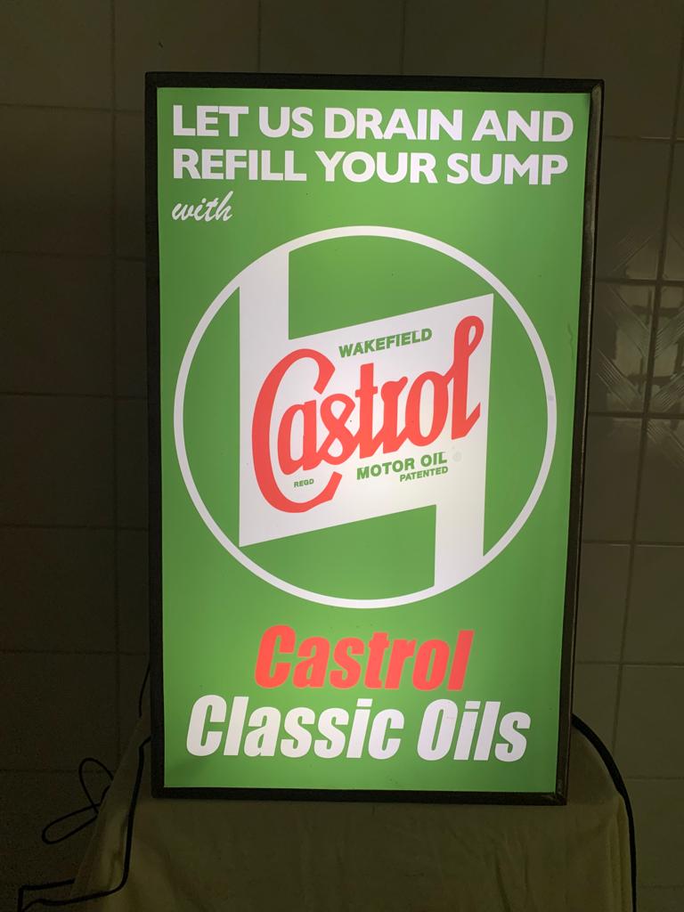Lot 15 - CASTROL LIGHT UP SIGN
