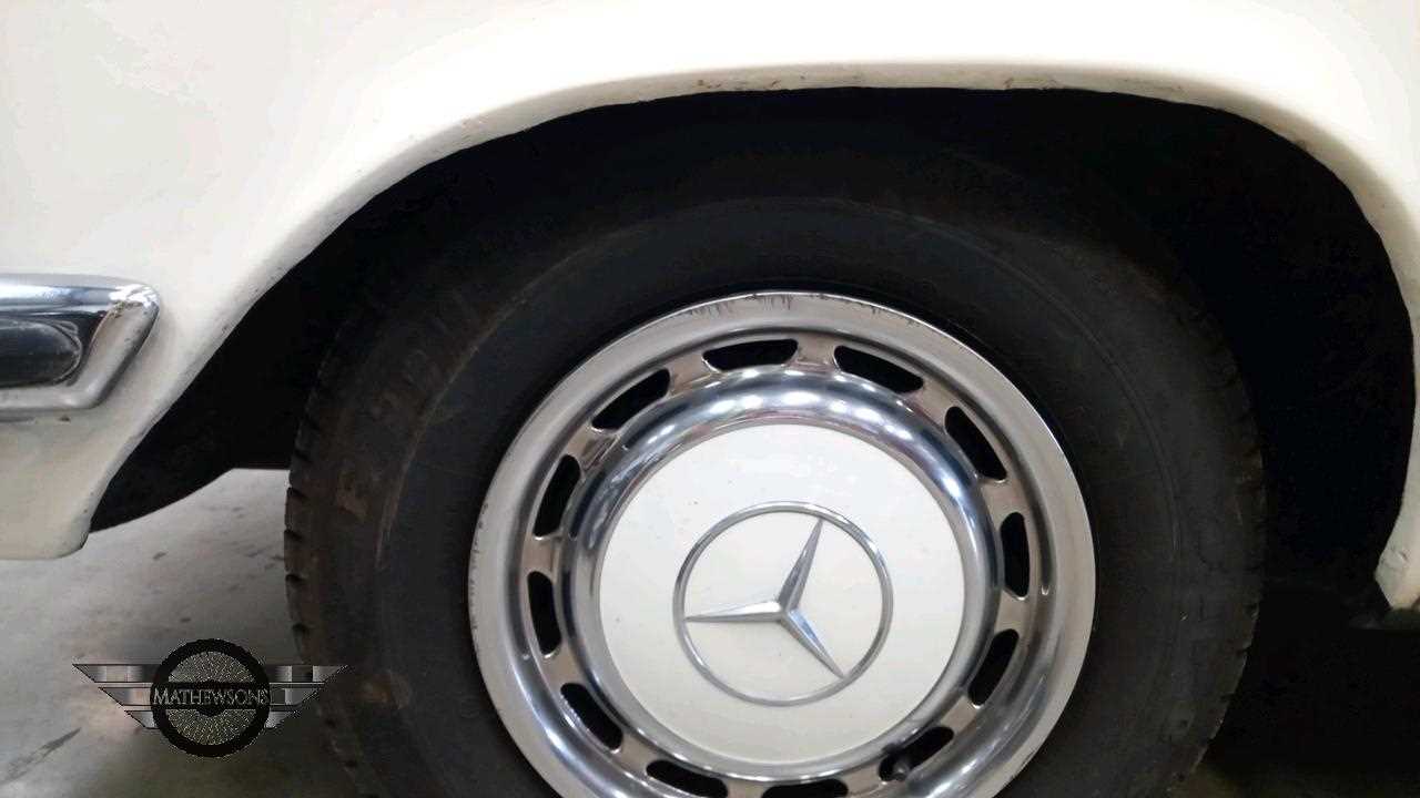 Lot 524 - 1973 MERCEDES 280 CE