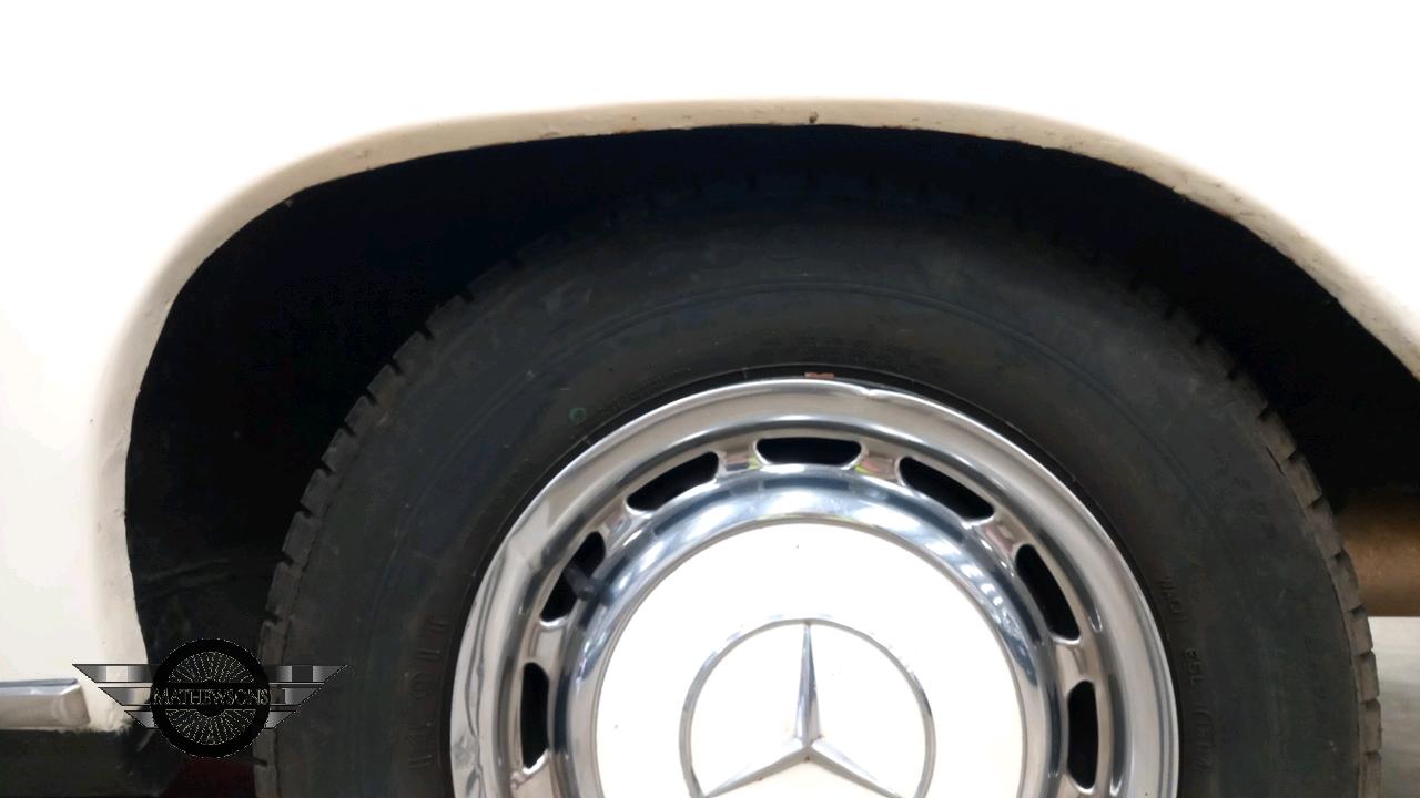 Lot 524 - 1973 MERCEDES 280 CE