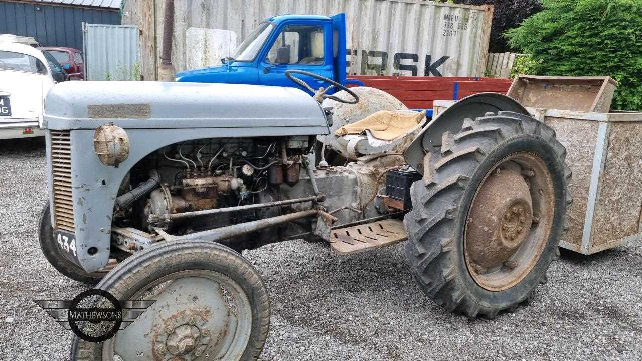 Lot 352 - MASSEY FERGUSON TIPPER
