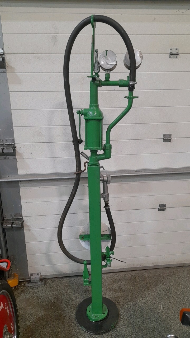 Lot 461 - CASTROL PUMP