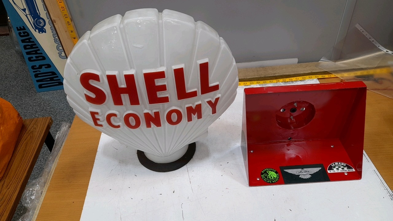 Lot 9 - ORIGINAL SHELL ECONOMY GLASS GLOBE AND WALL