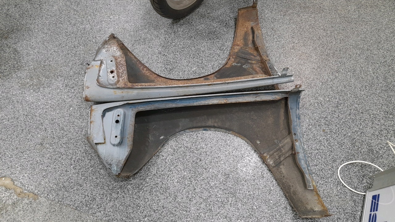 Lot 19 - PAIR OF GOOD ROVER P6 FRONT WINGS