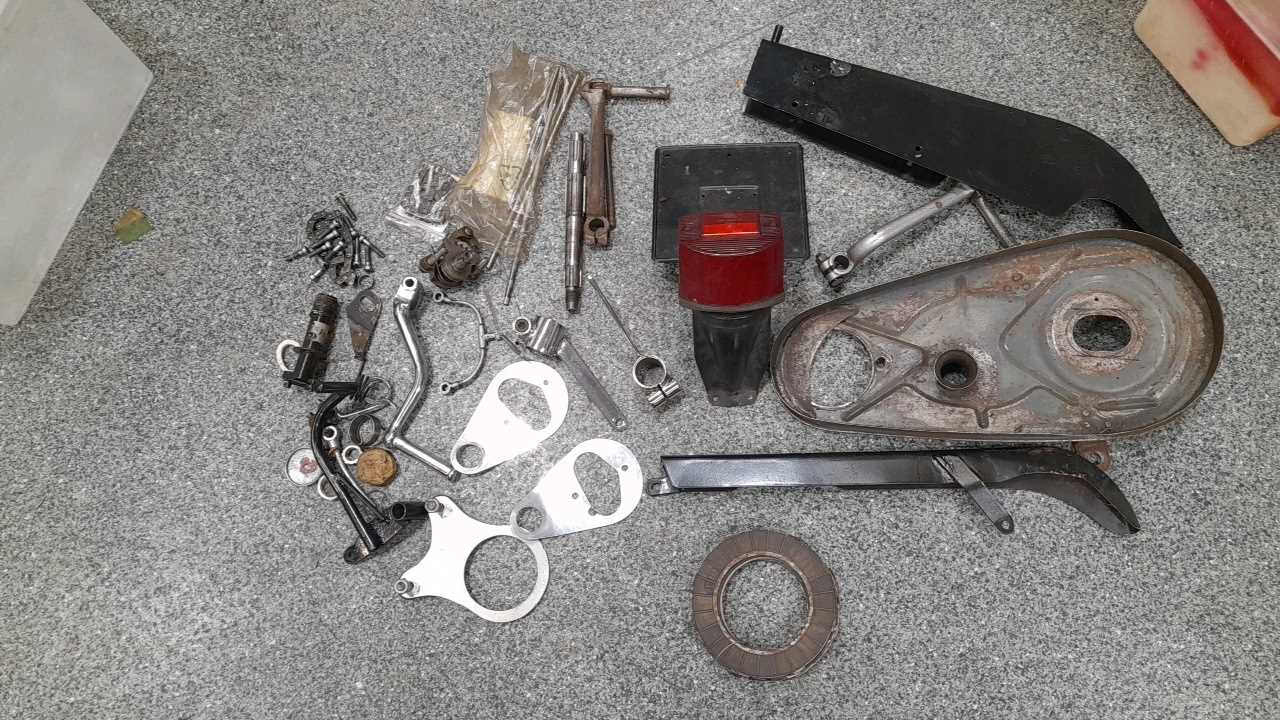 Lot 553 - BSA/NORTON/NEW HUDSON ASSORTED SPARE PARTS