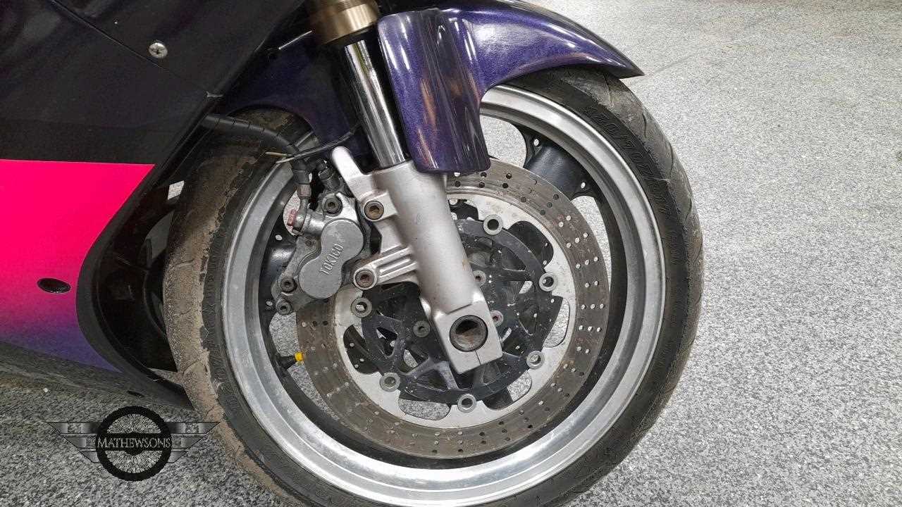 Lot 402 - 1994 KAWASAKI ZXR750L