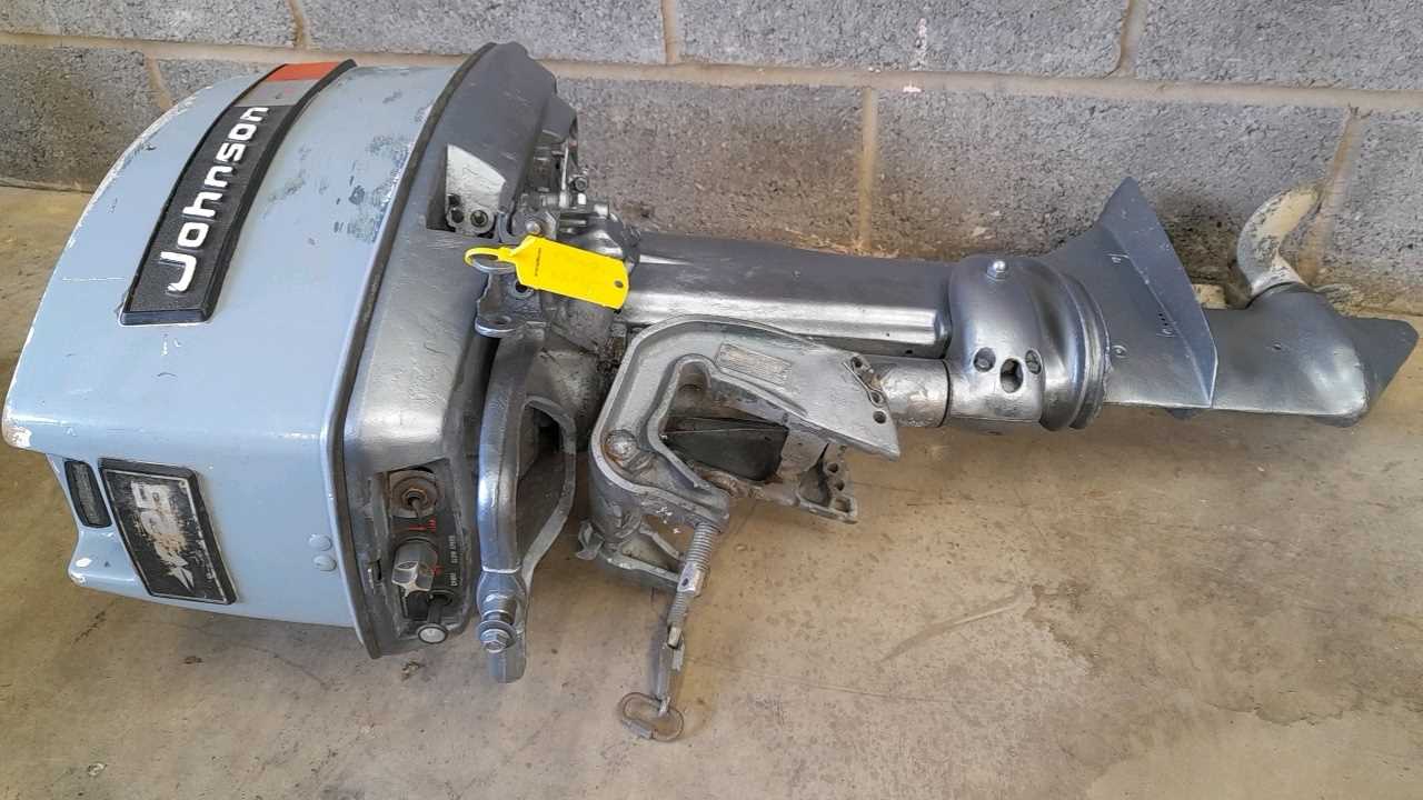 Lot 563 - 25HP JOHNSTON OUTBOARD ENGINE