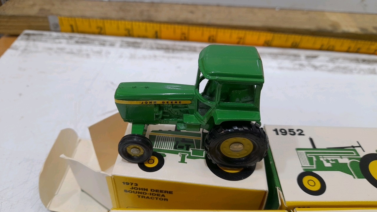 Lot 398 - ERTL 8 JOHN DEERE TRACTOR SET