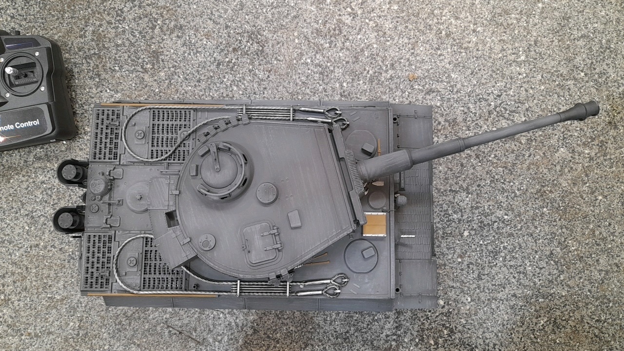 Lot 203 - REMOTE CONTROL TIGER 1/16 SCALE TANK