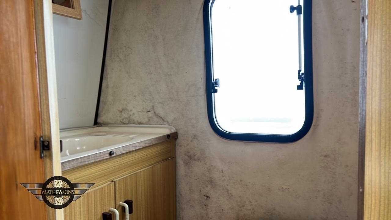 Lot 220 - 1990 FREEDOM SUNSEEKER CARAVAN