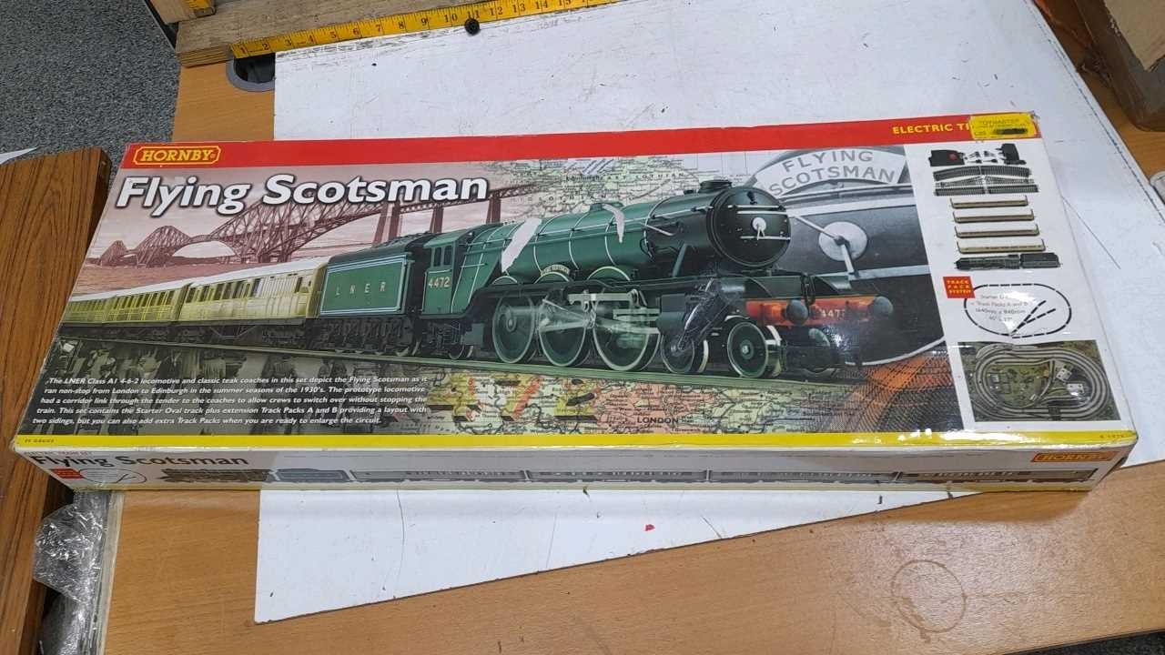 Lot 419 - HORNBY FLYING SCOTSMAN TRAIN SET