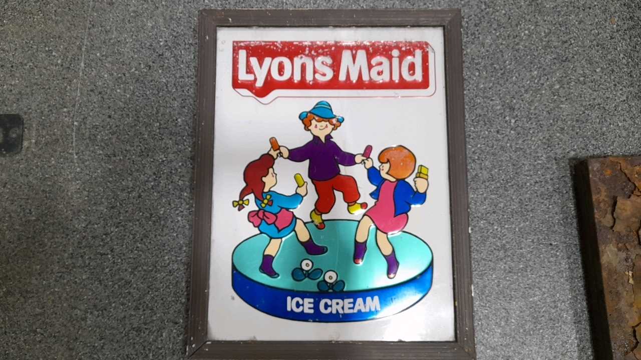 Lot 562 - LYONS MAID ICE CREAM SIGN 26" X 20"