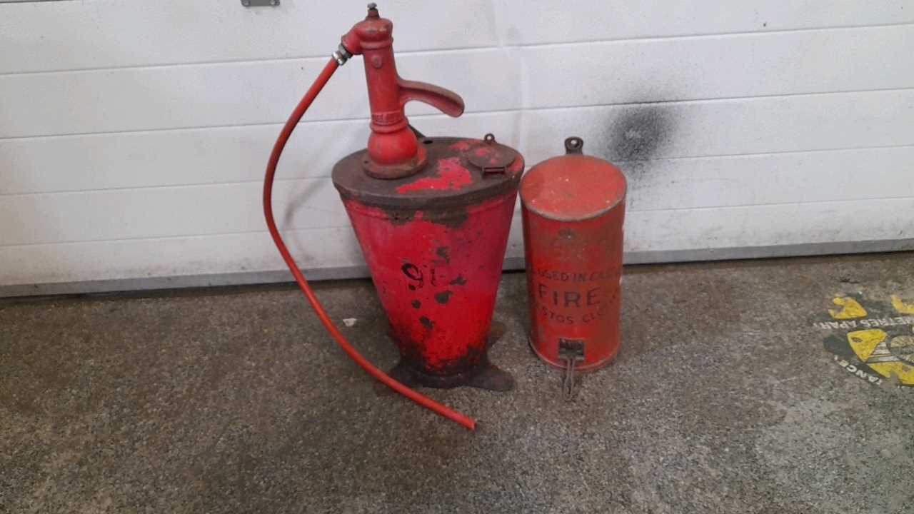 Lot 322 - GEAR OIL DISPENSER & FIRE EXTINGUISHER