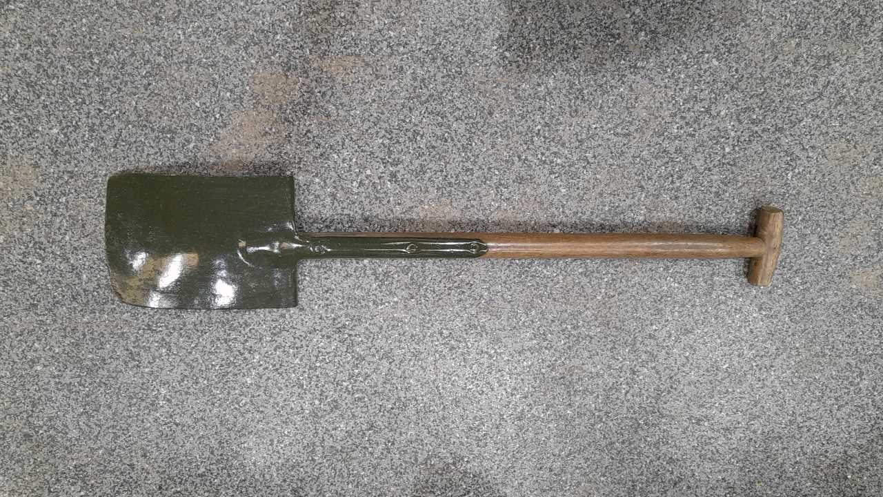 Lot 644 - 1944 MILITARY SPADE & 4 JERRY CANS