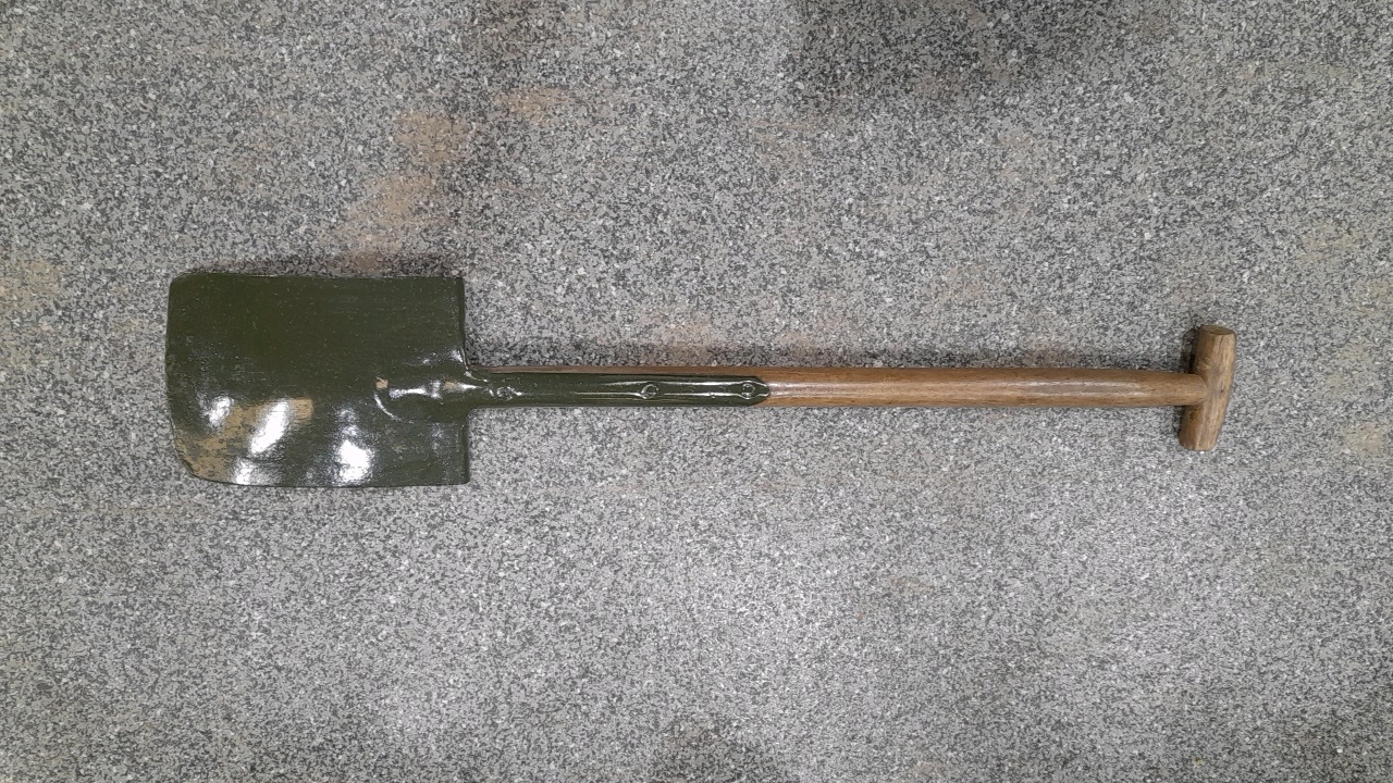 Lot 644 - 1944 MILITARY SPADE & 4 JERRY CANS
