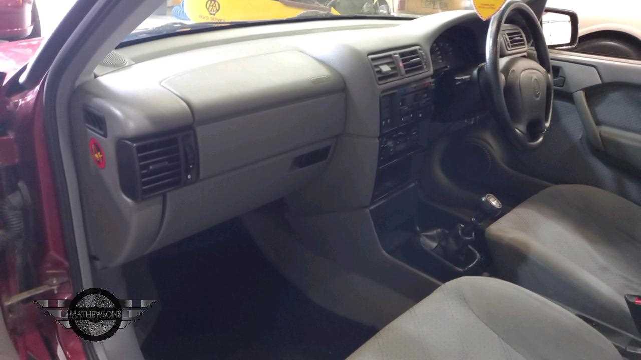 Lot 592 - 1995 VAUXHALL CAVALIER CLASSIC