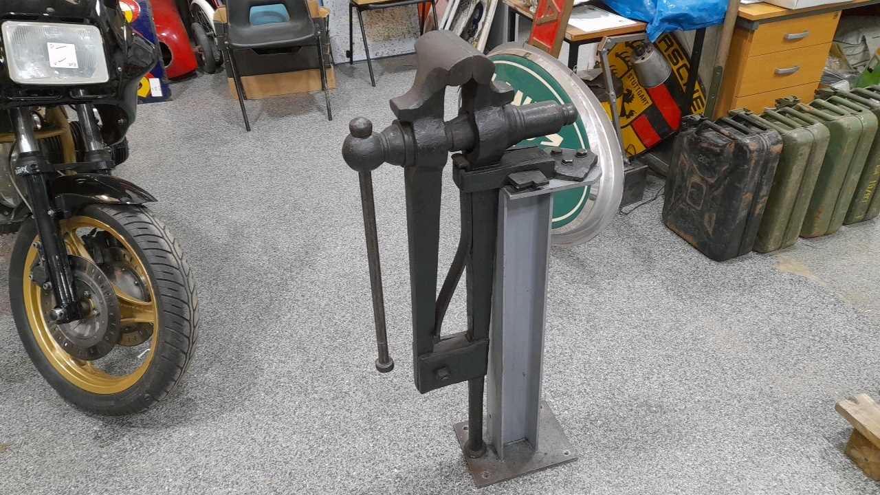 Lot 35 - BLACKSMITHS LEG VICE