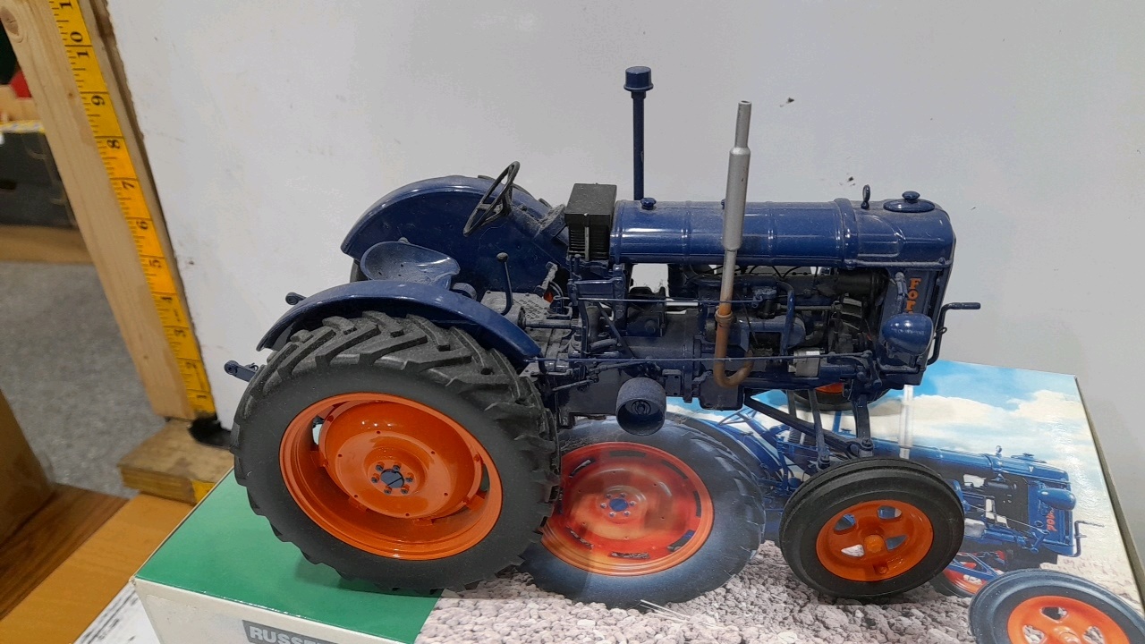 Lot 203 - FORDSON MAJOR E27N 1-16 SCALE MODEL