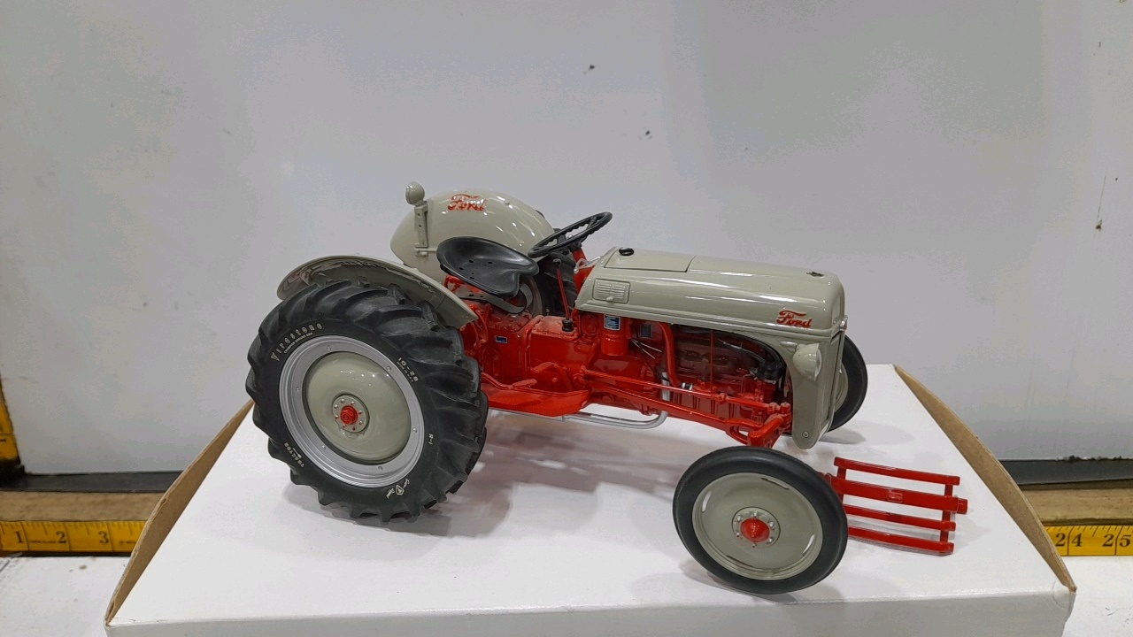 Lot 383 - 1952 FORD 8N TRACTOR 1-16 SCALE MODEL