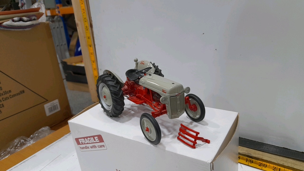 Lot 383 - 1952 FORD 8N TRACTOR 1-16 SCALE MODEL
