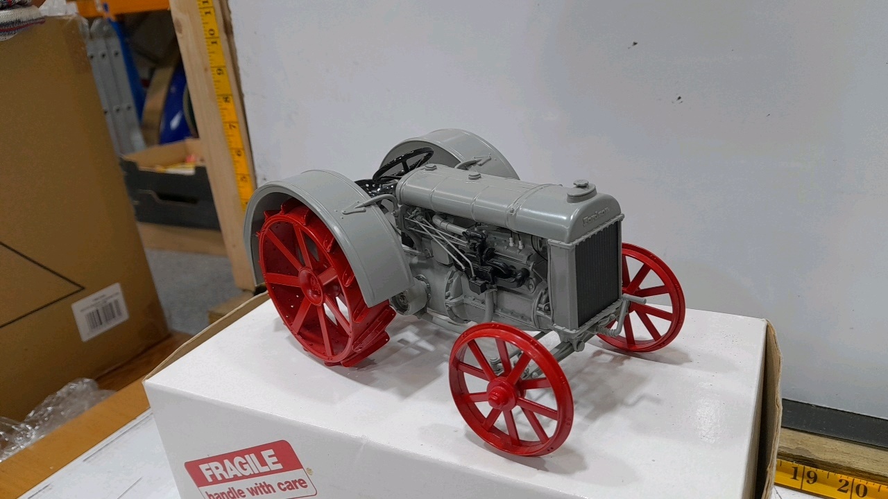 Lot 401 - 1927 FORDSON F TRACTOR 1-16 SCALE MODEL