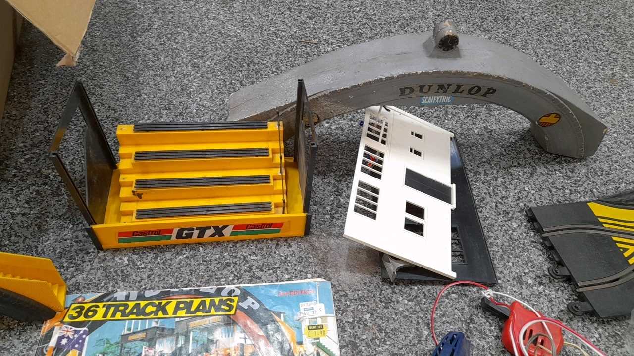 Lot 791 - SCALEXTRIC SET 101 PIECES OF TRACK & VARIOUS