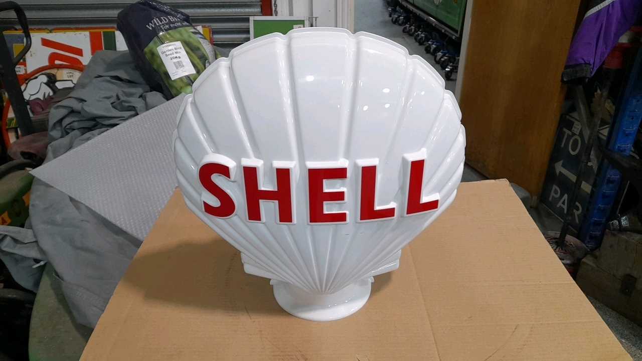 Lot 573 - PLASTIC SHELL GLOBE