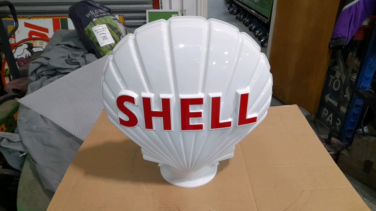 Lot 573 - PLASTIC SHELL GLOBE
