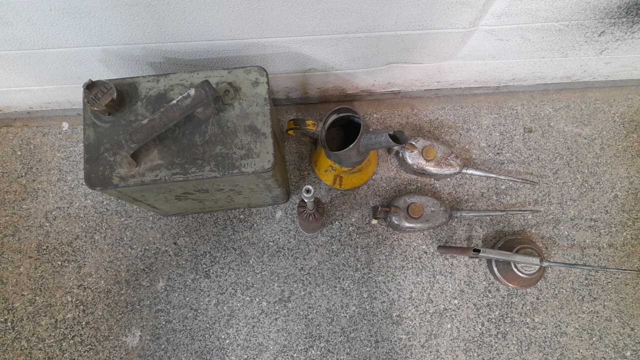 Lot 679 - SELECTION OF OIL CANS, SHELL PETROL CAN AND