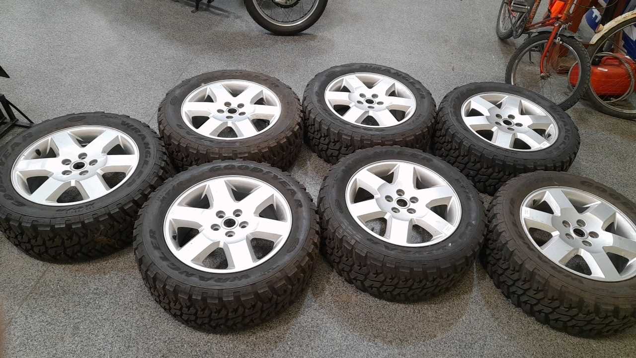 Lot 875 - 7 X LAND ROVER ALLOY WHEELS AND TYRES