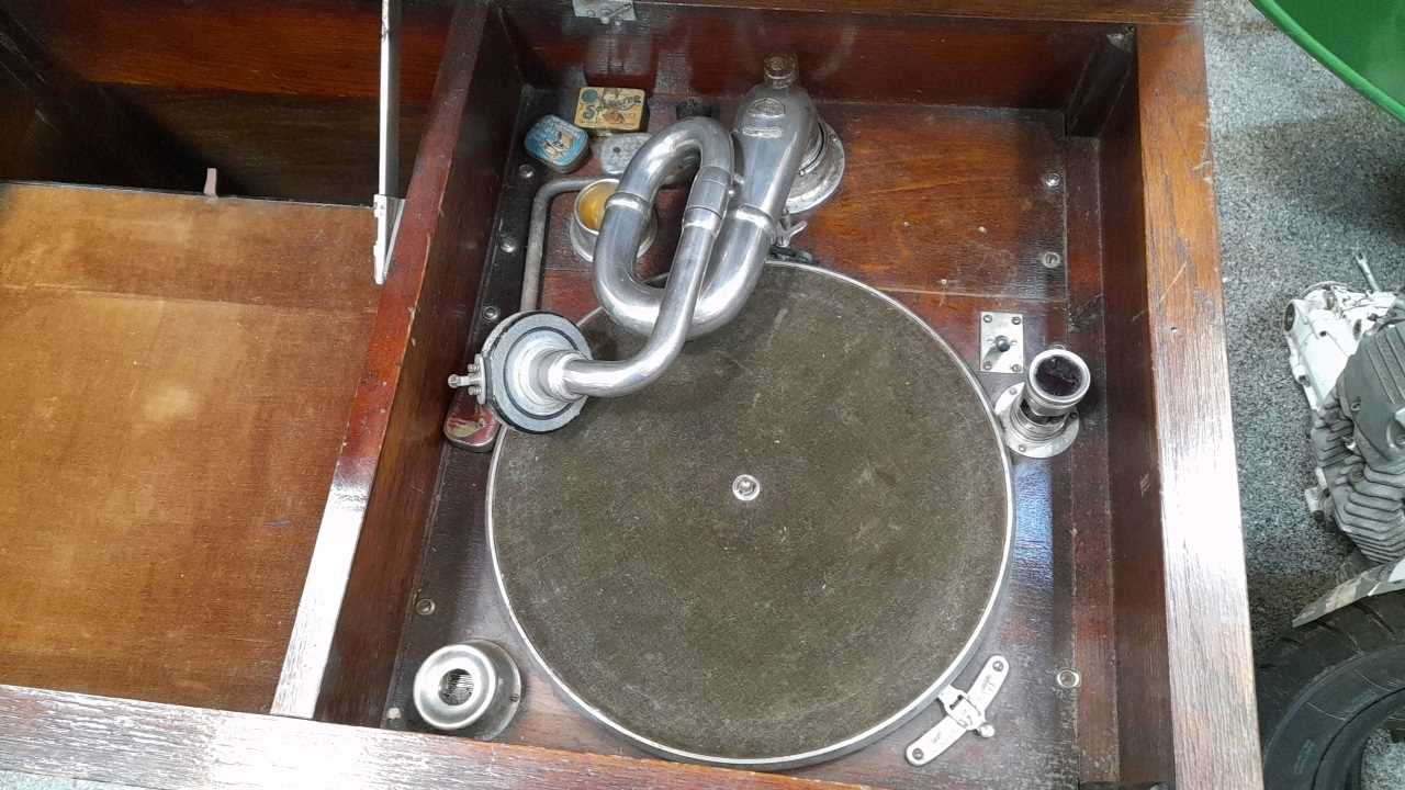 Lot 101 - GILBERT WIND UP GRAMOPHONE