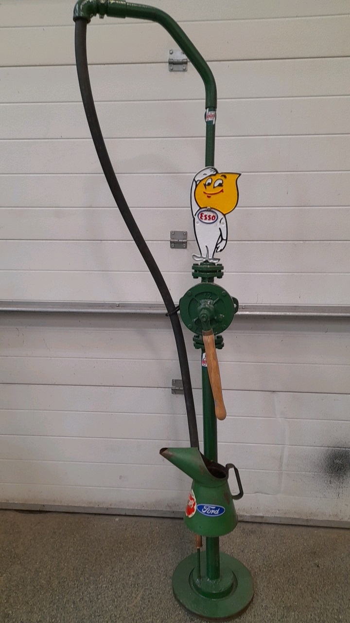 Lot 465 - CASTROL OIL PUMP