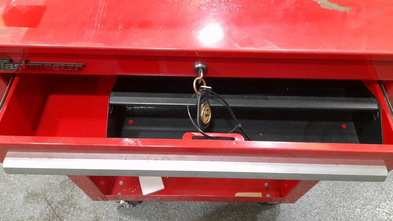 Lot 703 - TASKMASTER TOOL CABINET WITH KEYS