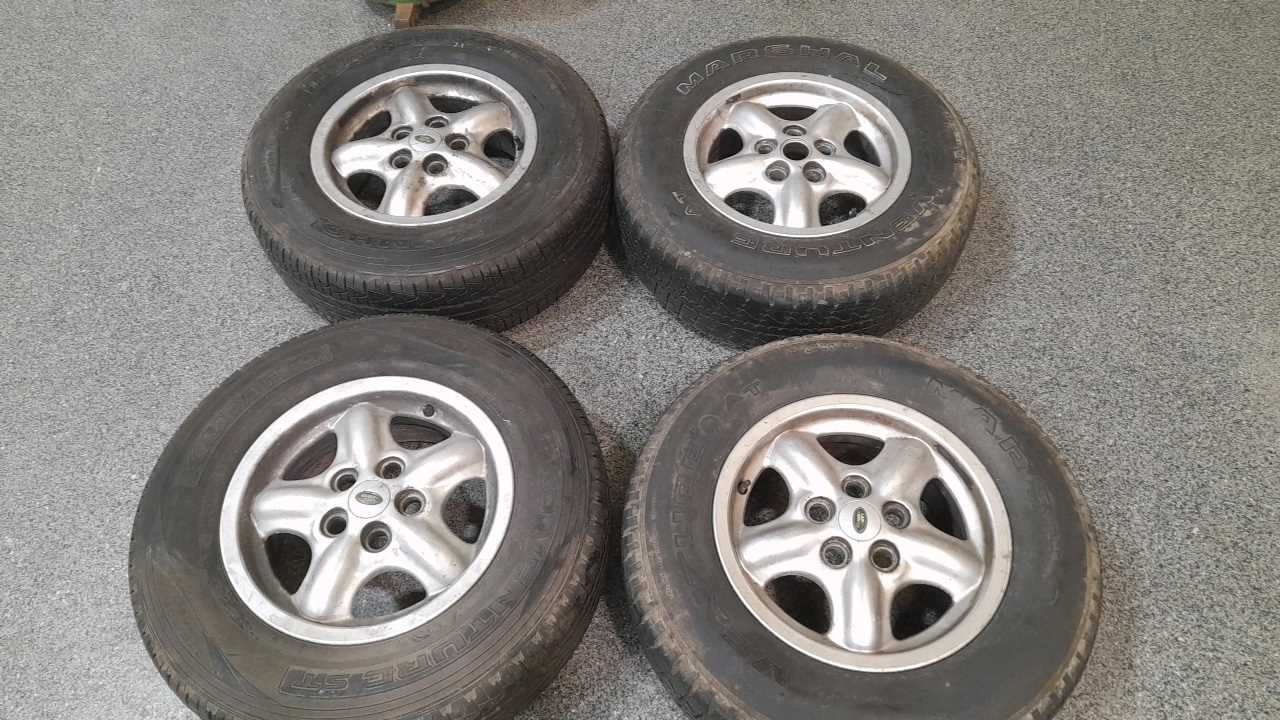 Lot 837 - 4 X LAND ROVER DISCOVERY ALLOY WHEELS