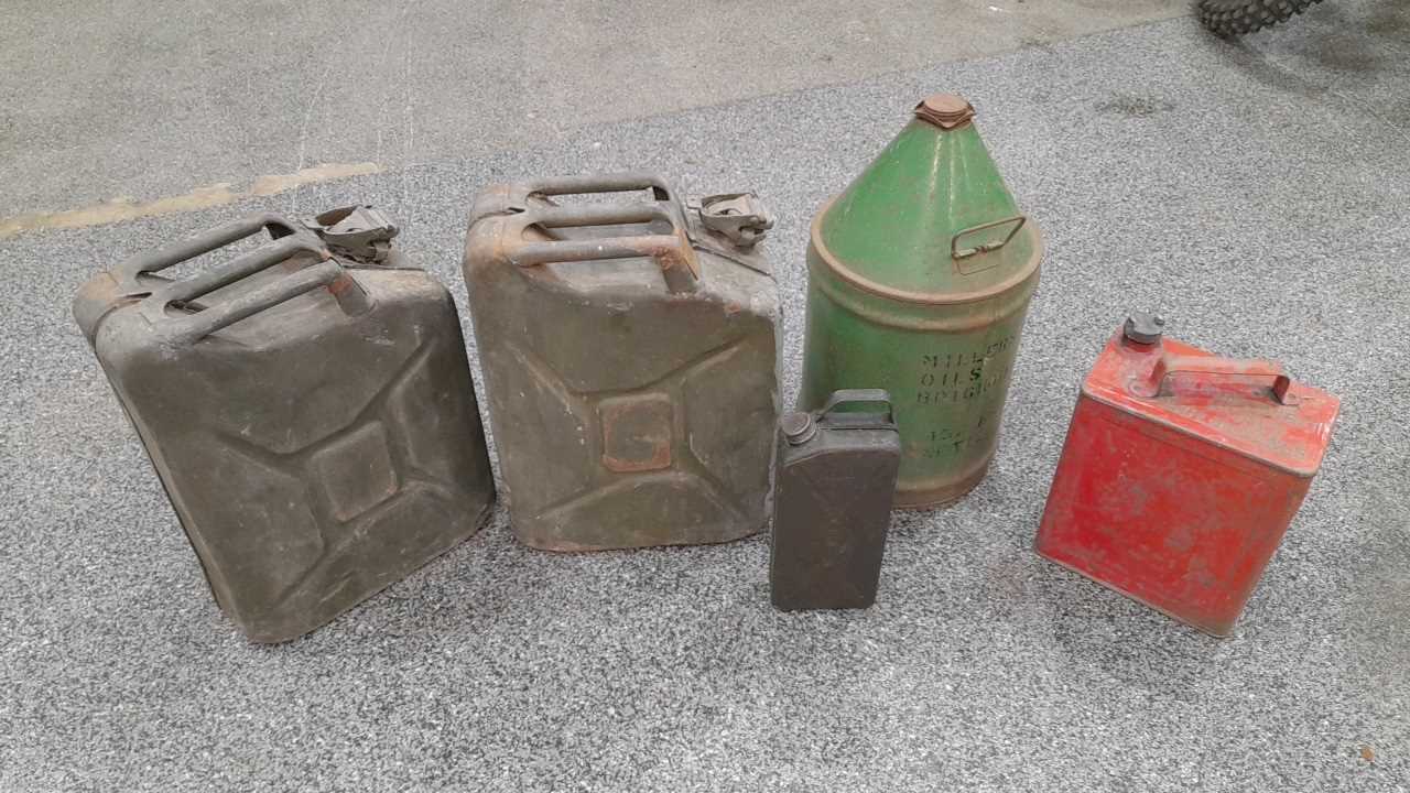 Lot 833 - JERRY CANS & PETROL CANS