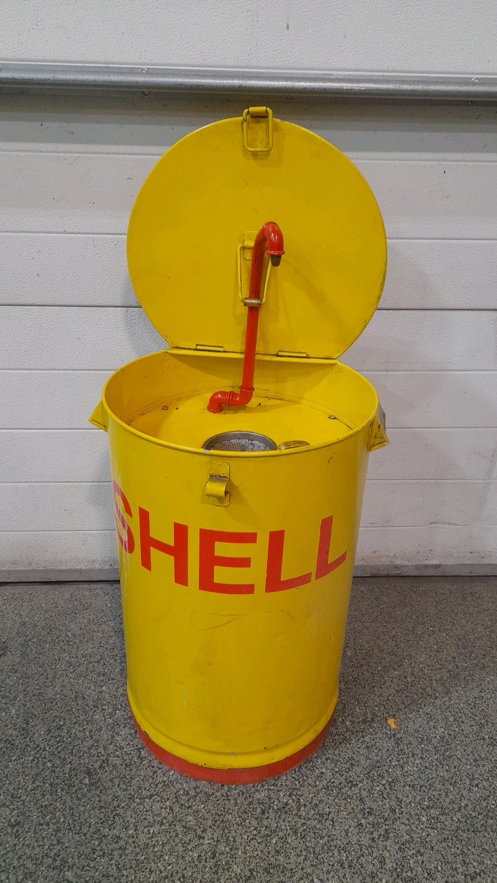 Lot 833 - SHELL OIL DRUM IN WORKING ORDER