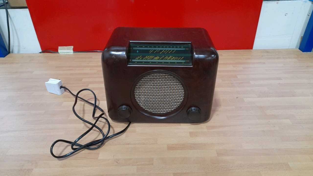 Lot 879 - BUSH BAKELITE RADIO