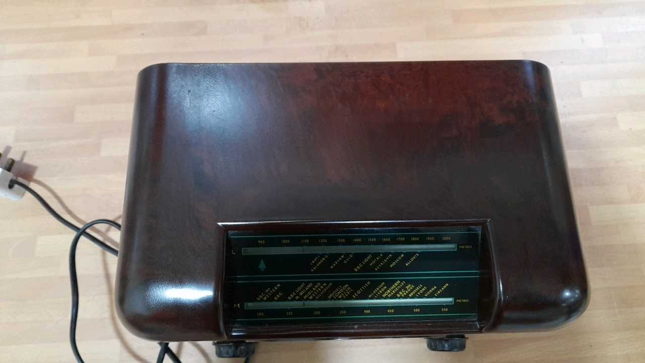 Lot 879 - BUSH BAKELITE RADIO