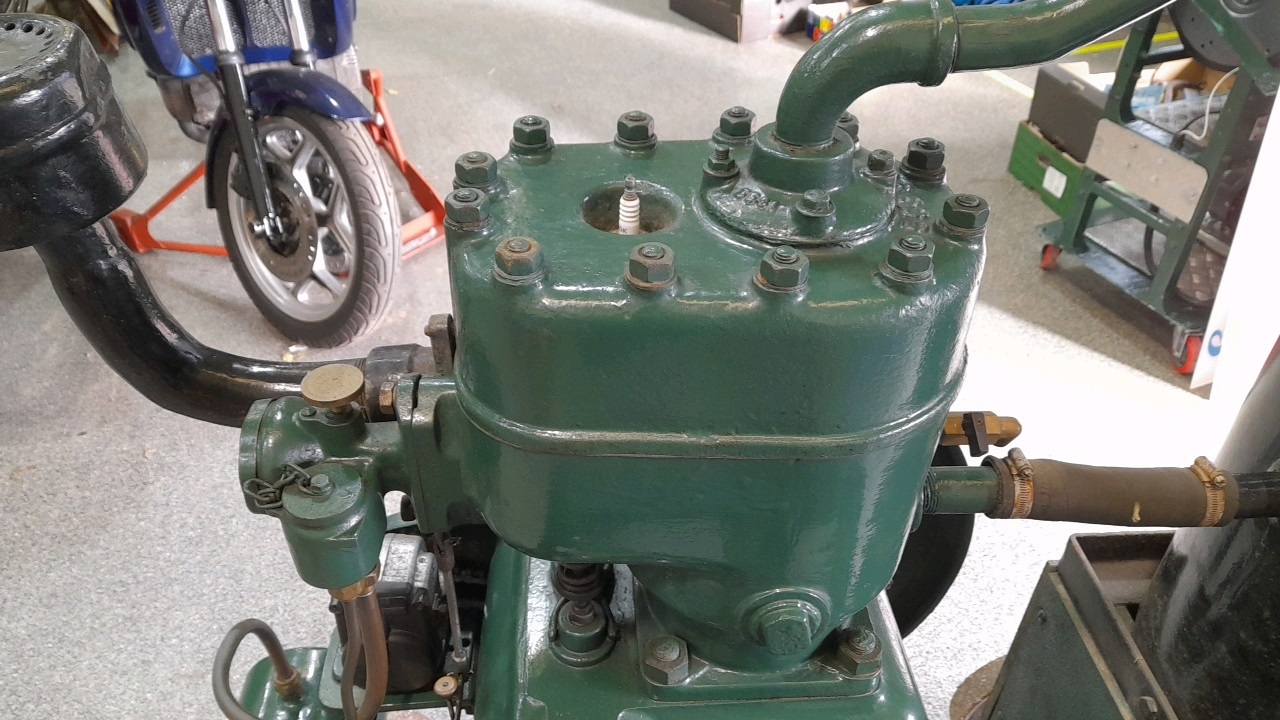 Lot 75 - LISTER BARN ENGINE