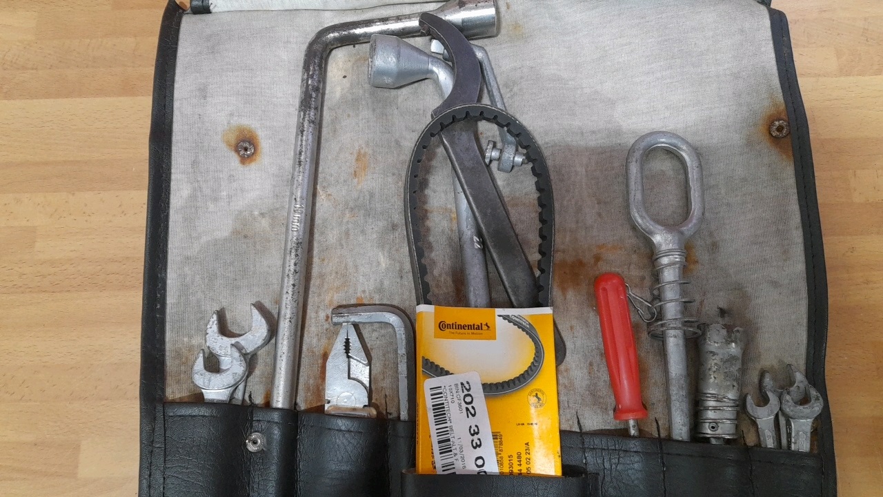 Lot 707 - ORIGINAL PORSCHE 911 SC TOOL KIT