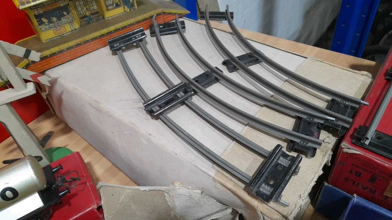 Lot 373 - HORNBY O GAUGE CLOCKWORK TRAIN SET